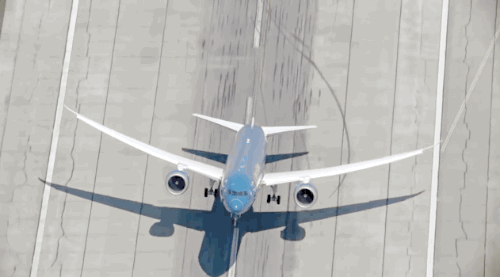 Xem máy bay Boeing 787 cất cánh gần như thẳng đứng | Tinh tế